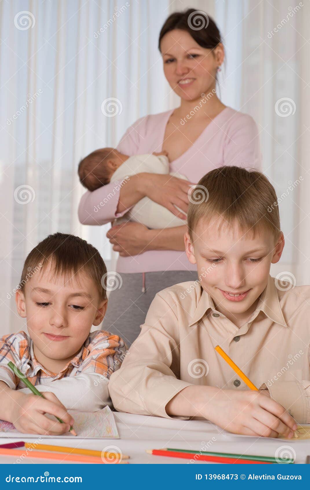 Mutter mit drei Kindern stockbild. Bild von gesund, mutter - 13968473