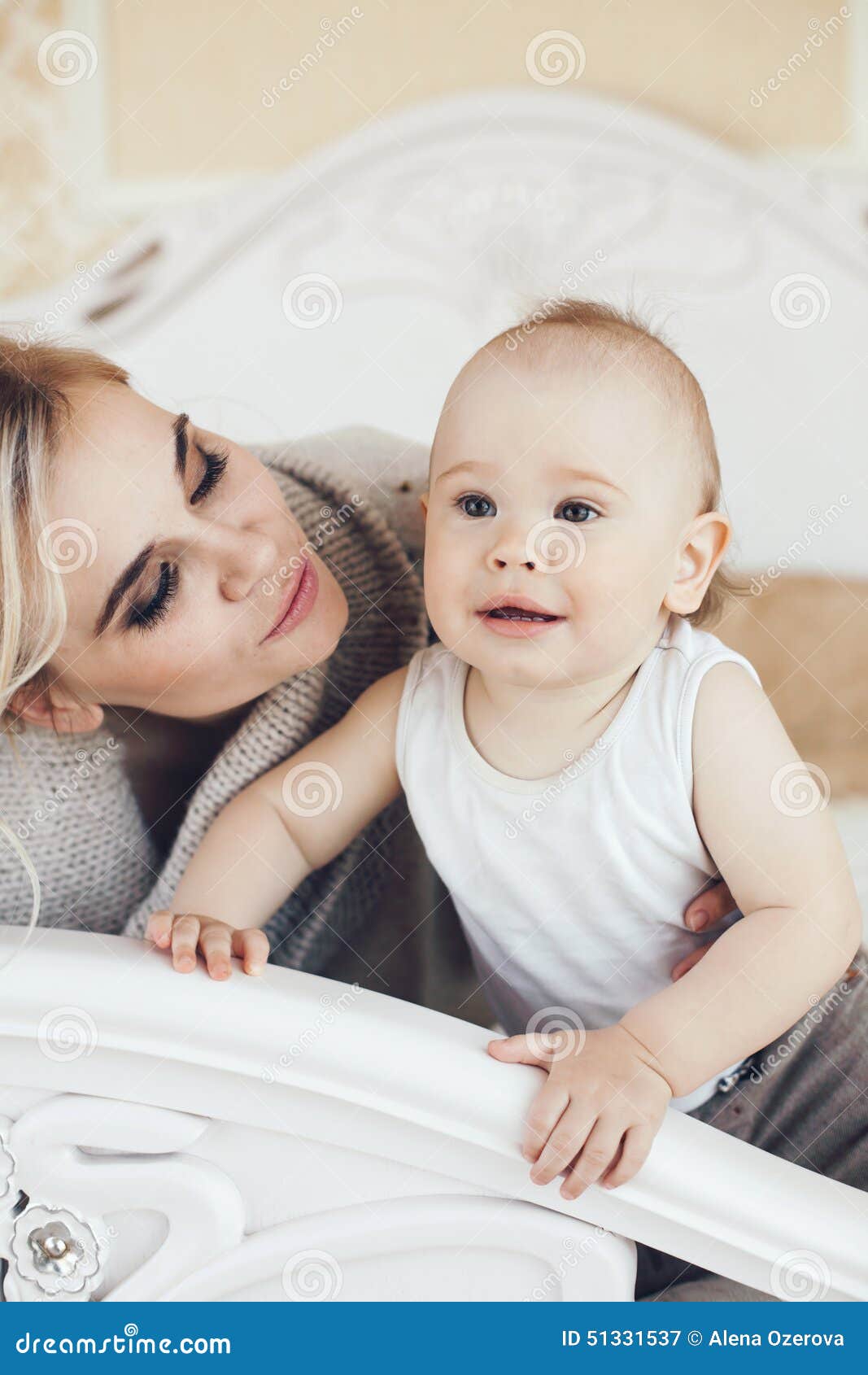 Mutter mit ihrem Baby stockbild. Bild von schätzchen - 51331537