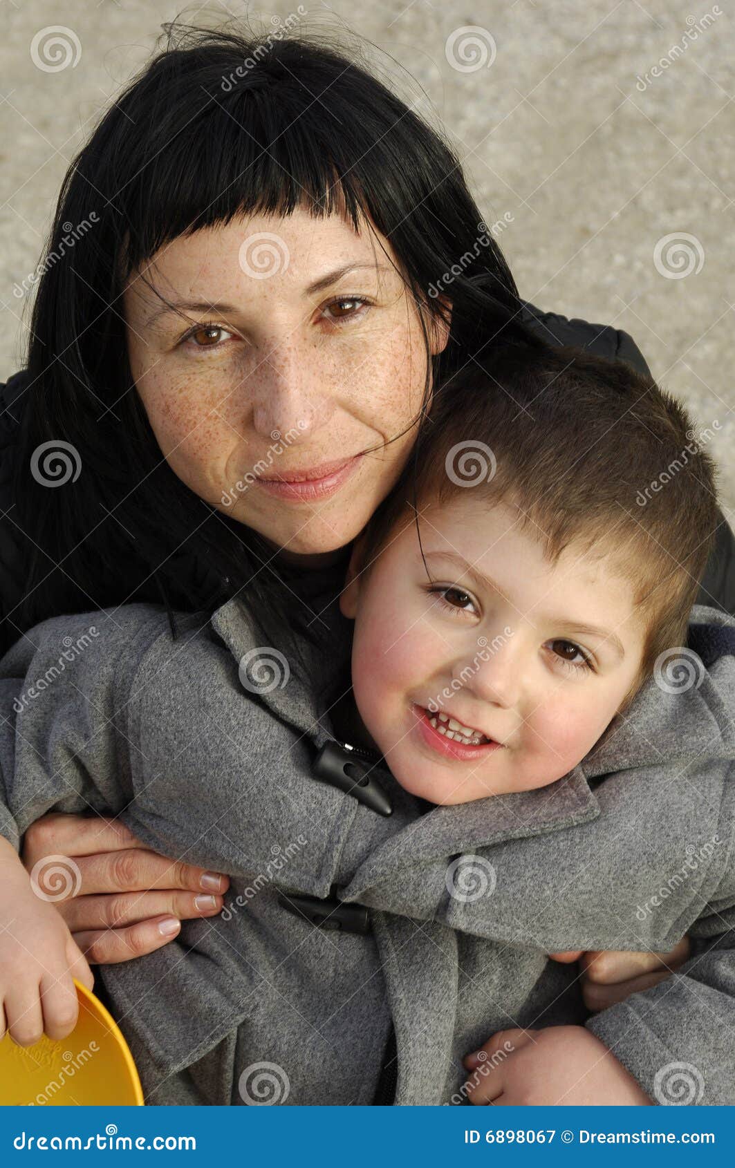 Mutter mit ihrem Kind stockbild. Bild von herbst, sohn - 6898067