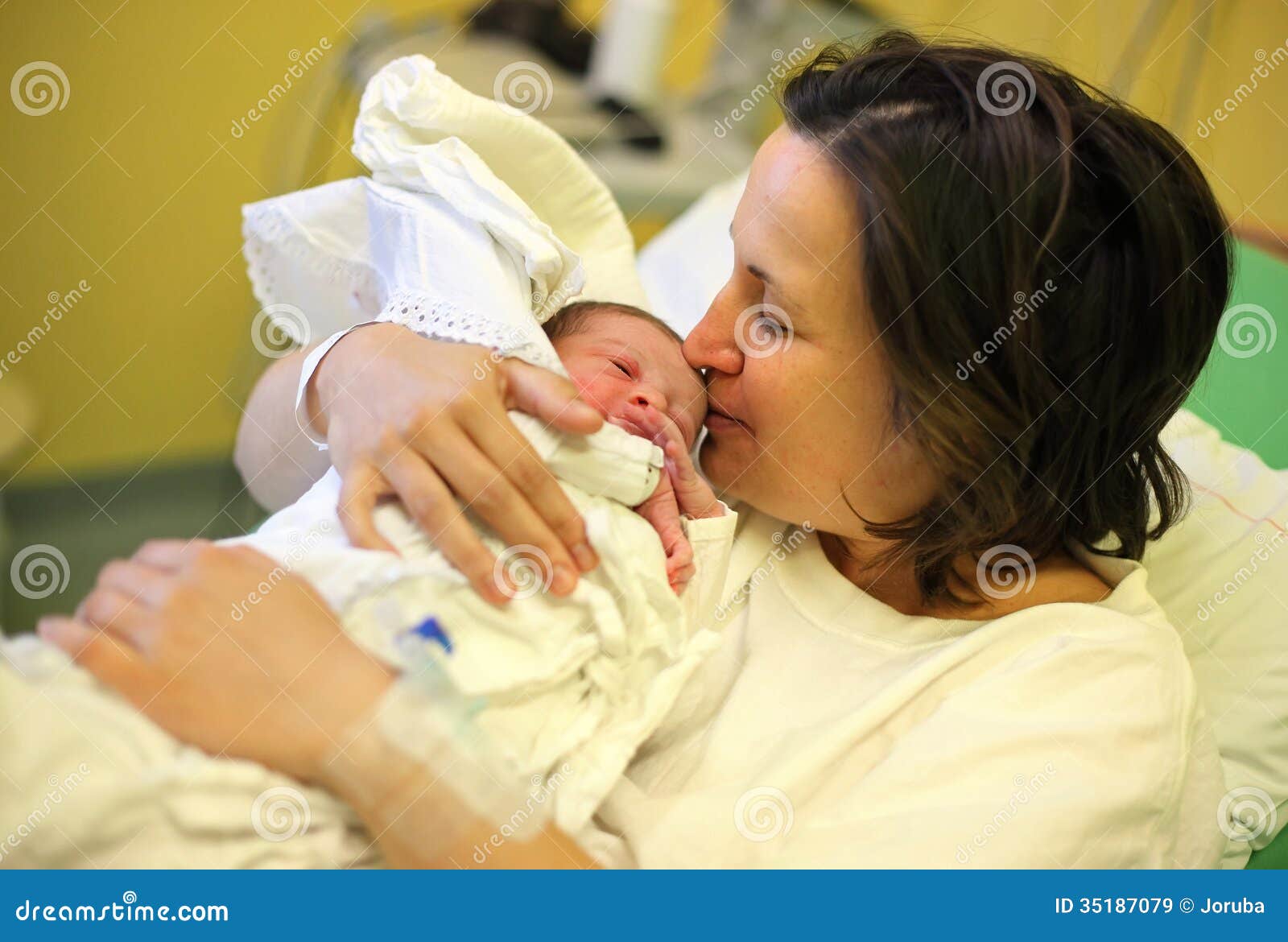 Mutter Mit Ihrem Neugeborenen Baby Stockbild - Bild von kaukasisch ...