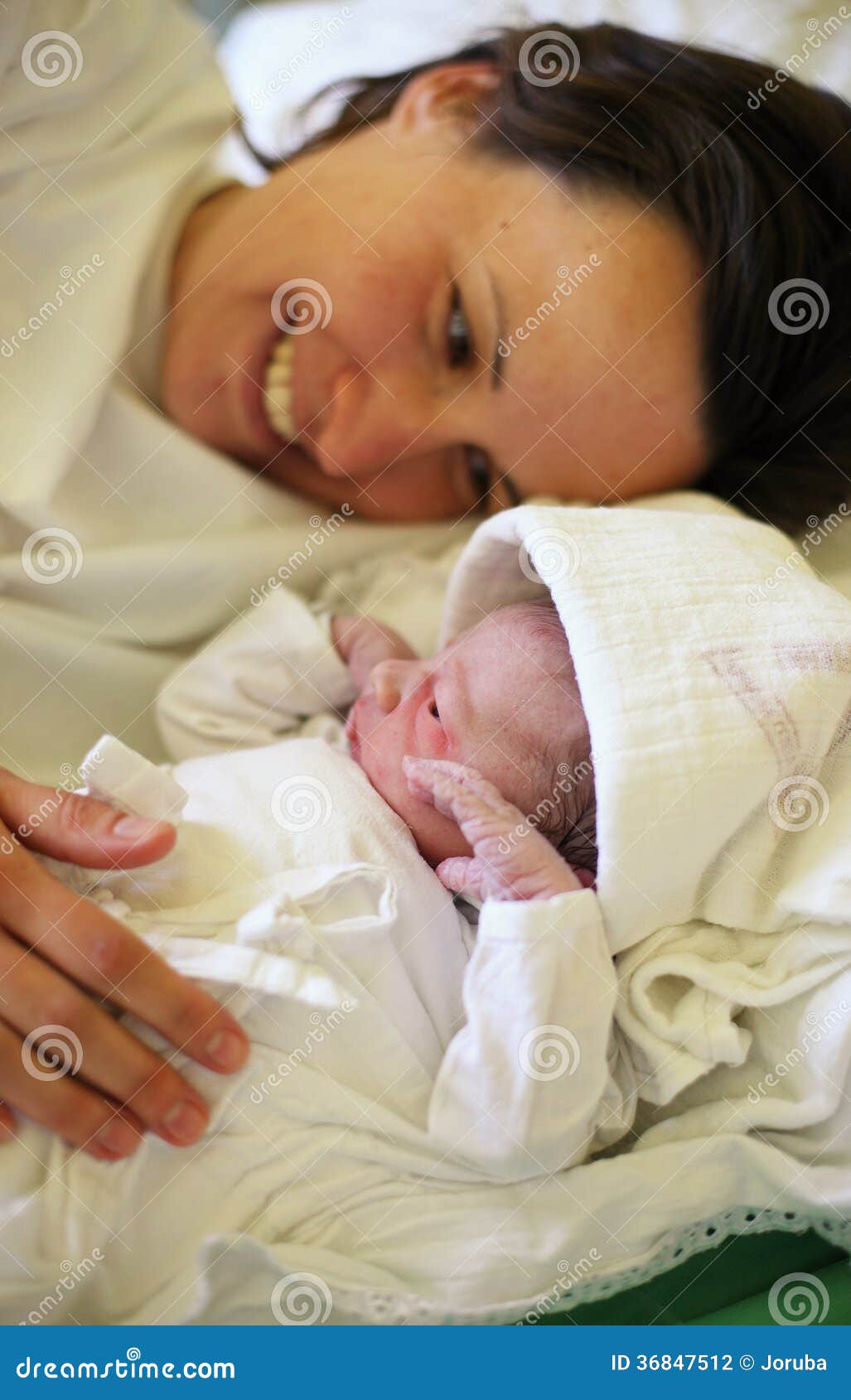 Mutter Mit Ihrem Neugeborenen Baby Stockfoto - Bild von neugeboren ...