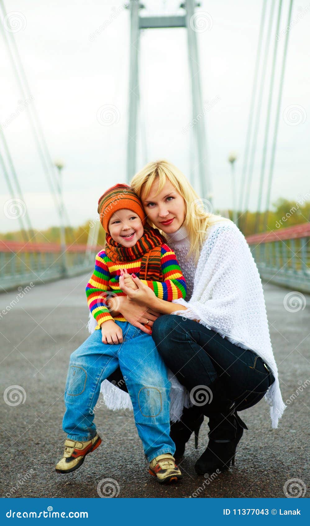 Mutter mit ihrem Sohn stockbild. Bild von mutterschaft - 11377043