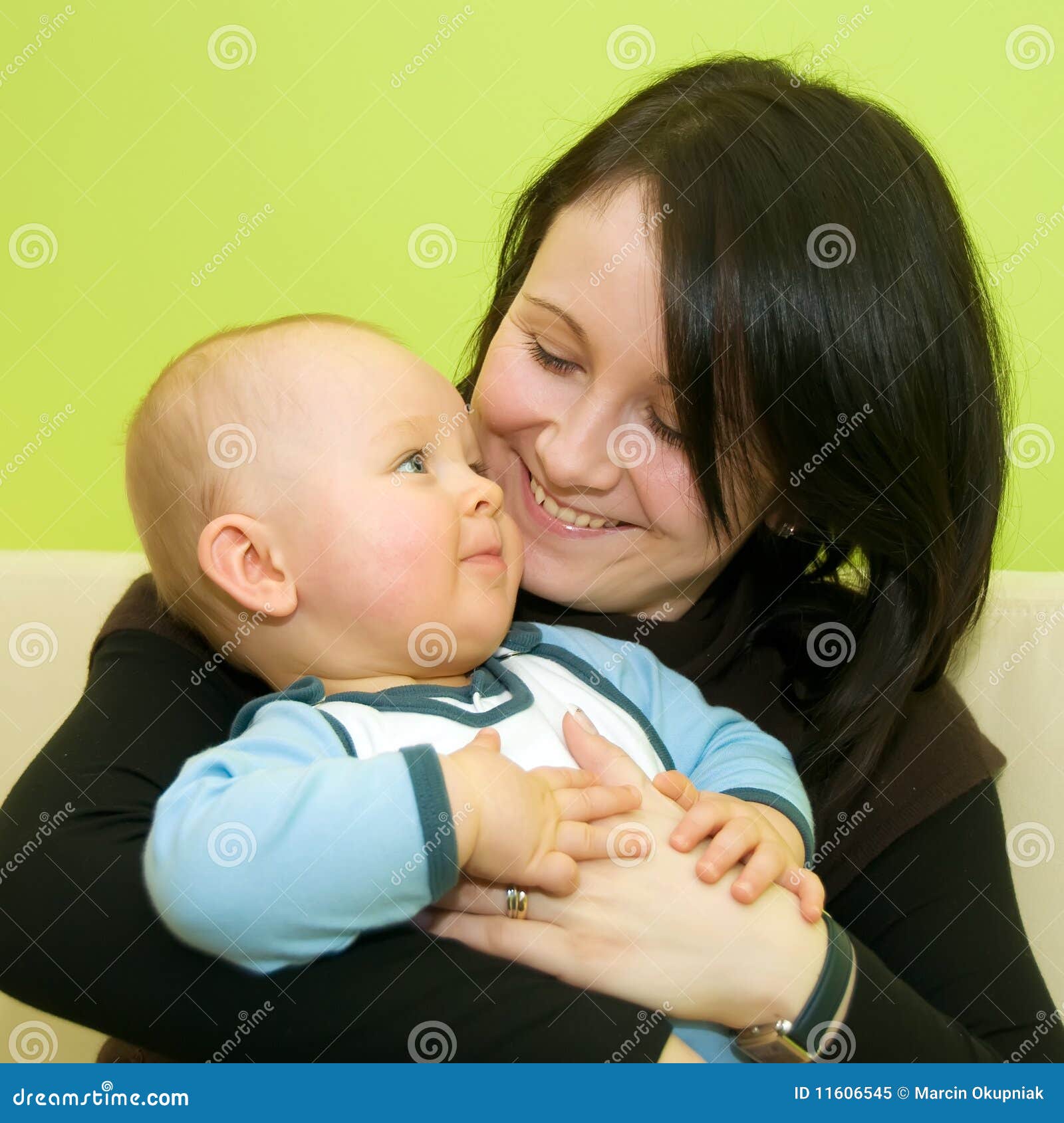 Mutter mit ihrem Sohn stockbild. Bild von umfassen, liebe - 11606545