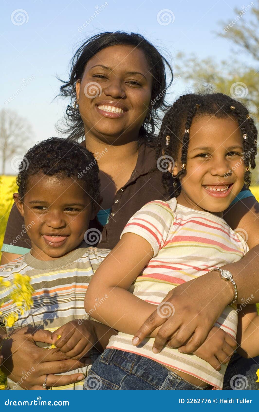 Mutter mit ihren Kindern stockfoto. Bild von muttergesellschaft - 2262776