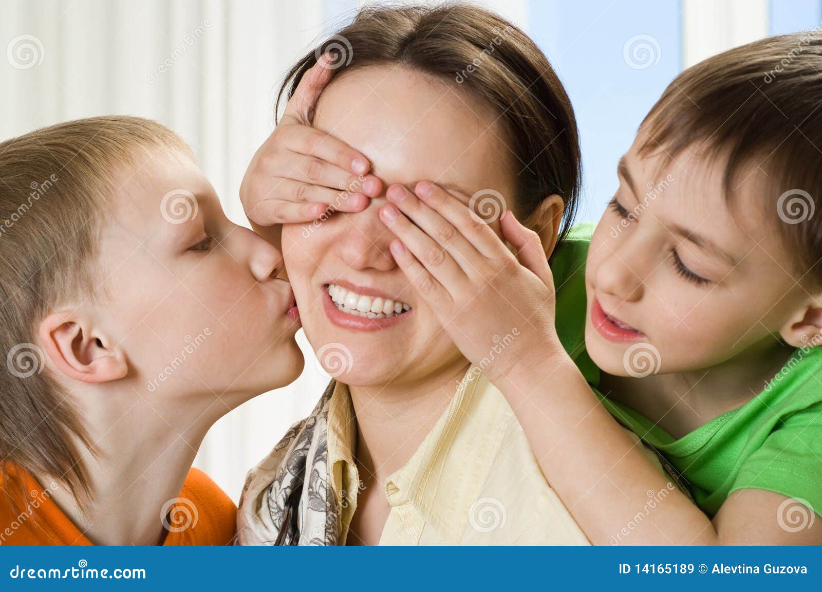 Mutter Mit Ihren Zwei Kindern Stockbild - Bild von lebensstil, brüder ...