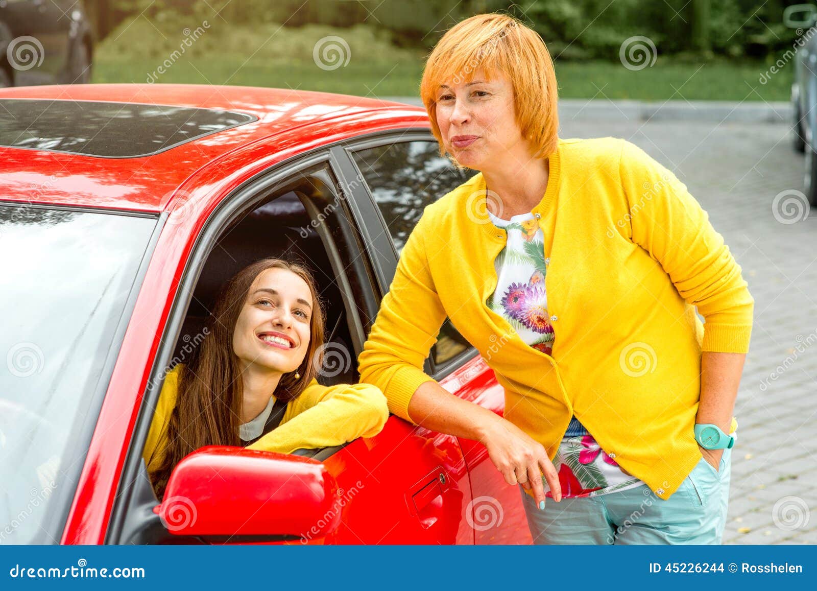 Mutter Mit Ihrer Tochter Nahe Rotem Auto Stockfoto - Bild von vergnügen ...