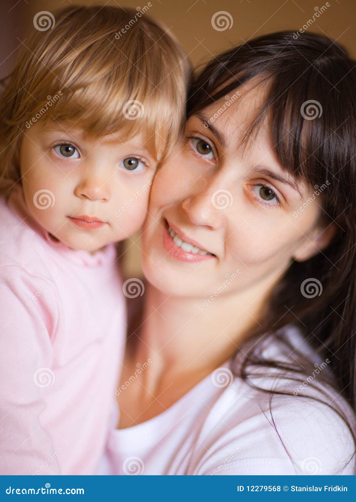 Mutter mit Kind stockfoto. Bild von glück, glückseligkeit - 12279568