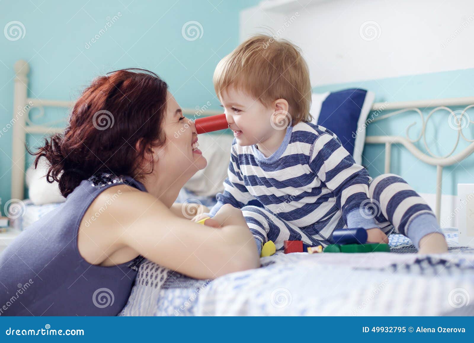 Mutter mit Kind stockbild. Bild von mutter, blöcke, liebe - 49932795