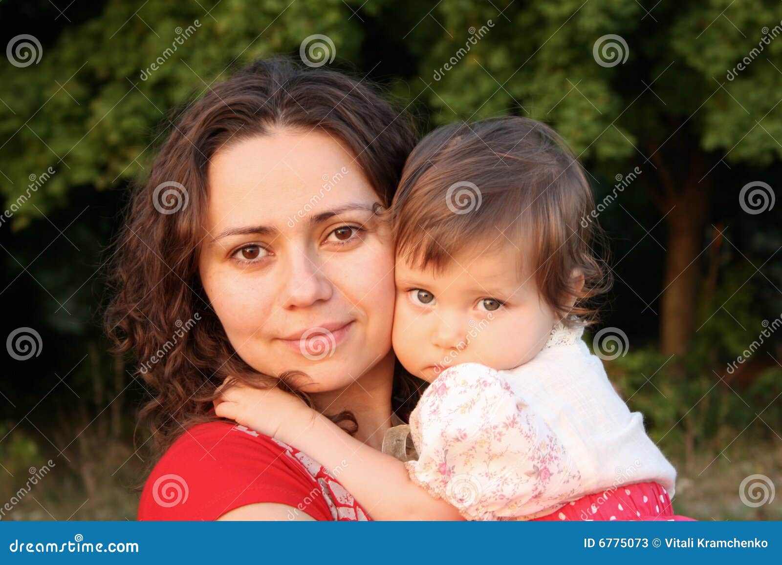 Mutter mit Kind stockbild. Bild von glücklich, sekundärteilchen - 6775073
