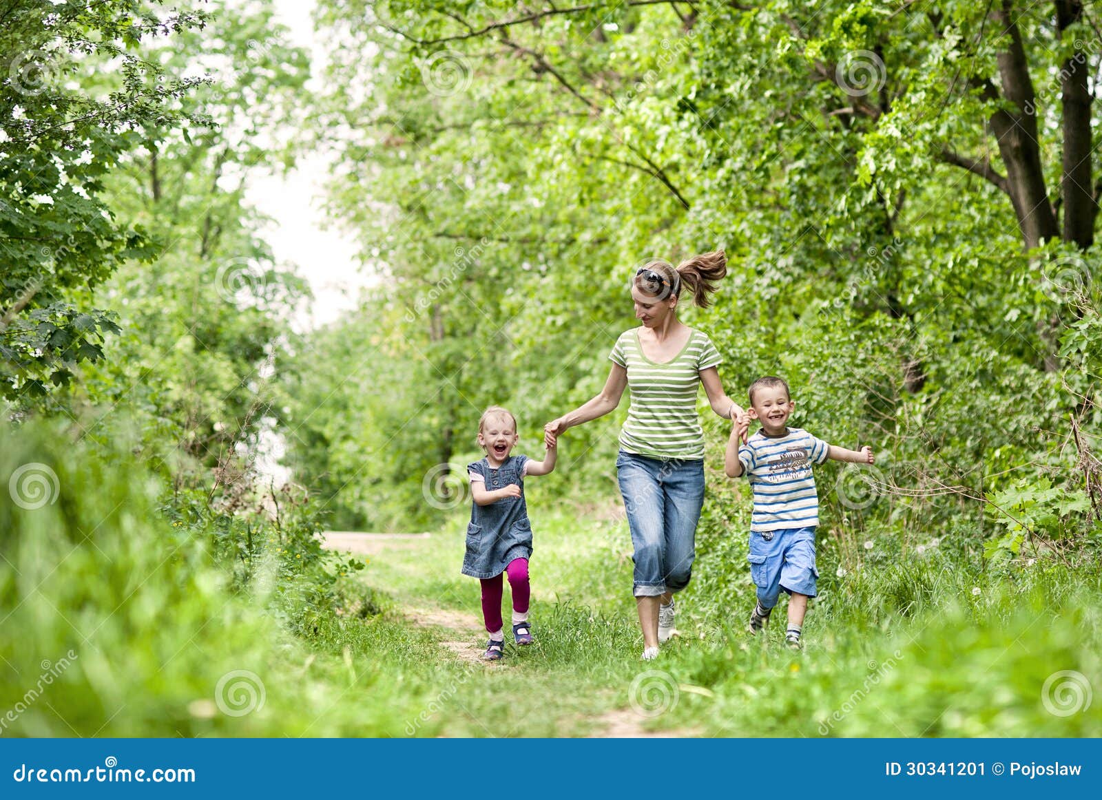 Mutter mit Kindern stockbild. Bild von spiel, mutter - 30341201