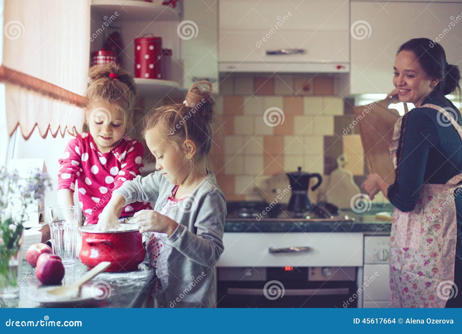 Mutter Mit Kindern an Der Küche Stockfoto - Bild von leute, familie ...