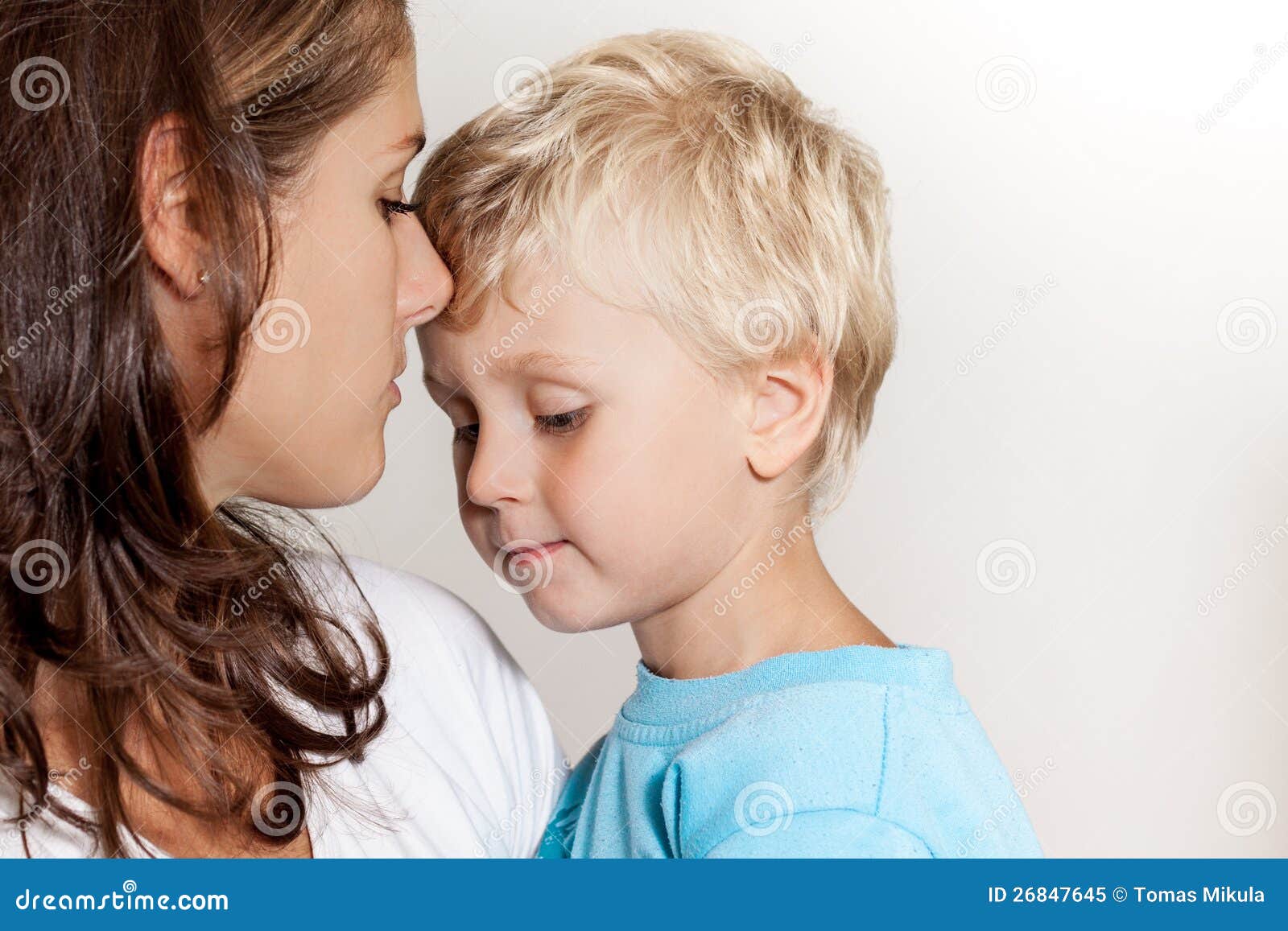 Mutter mit Sohn stockbild. Bild von muttergesellschaft - 26847645