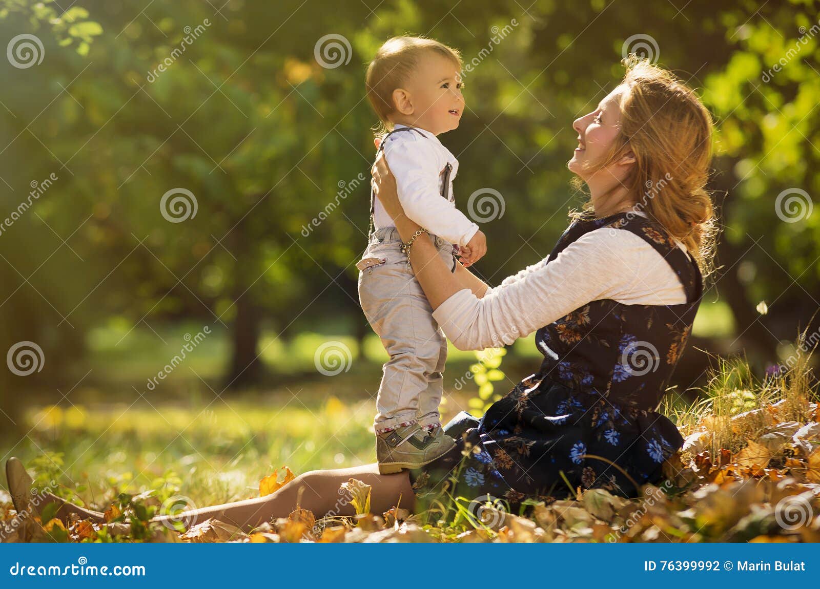 Mutter mit Sohn stockfoto. Bild von geliebt, wald, liebling - 76399992