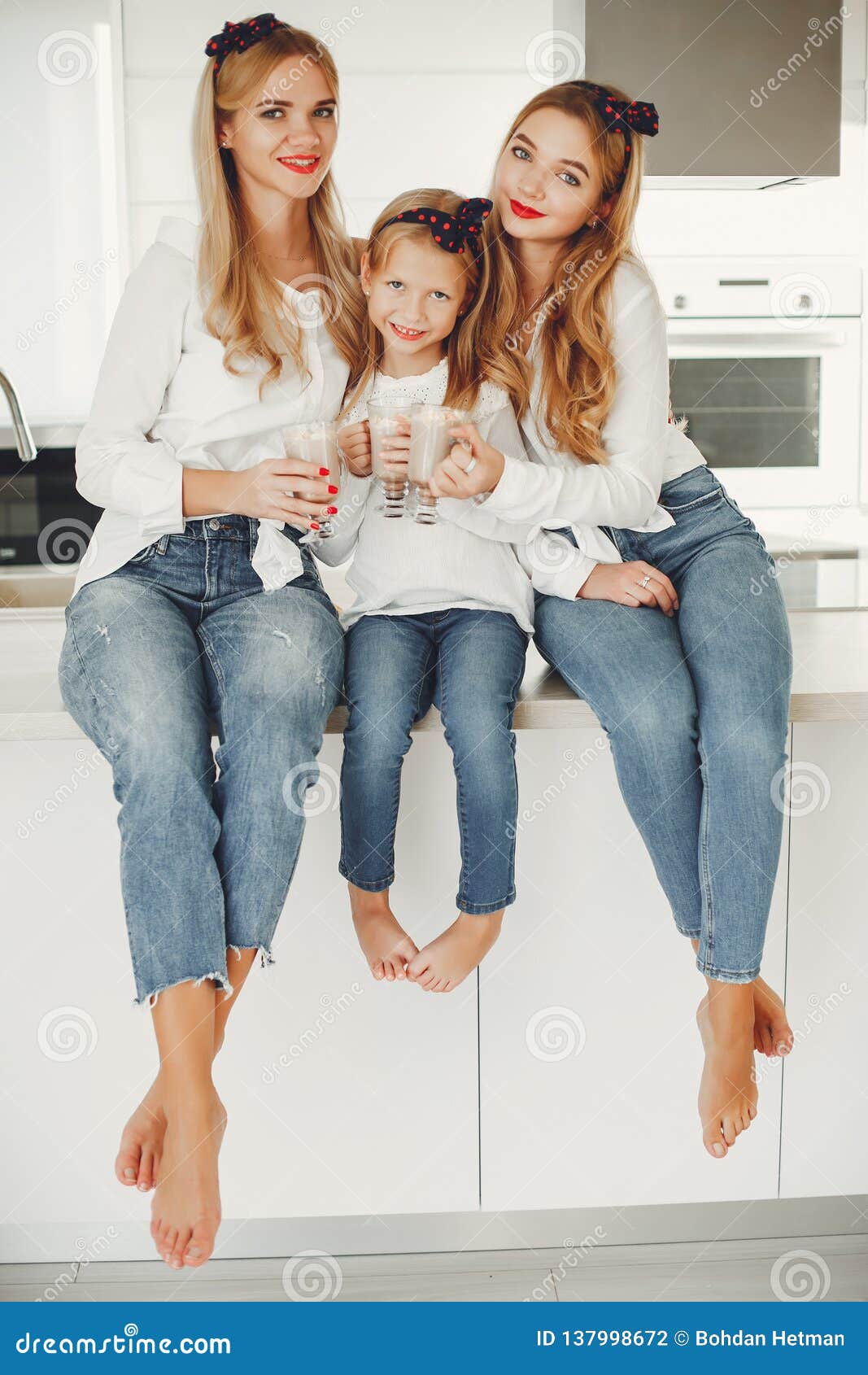 Mutter mit Tochter stockfoto. Bild von glücklich, mädchen - 137998672