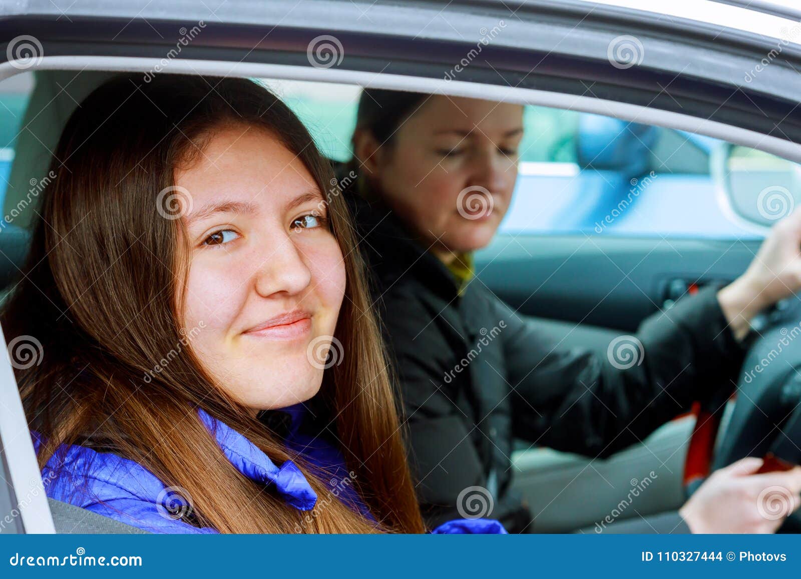 Mutter mit Tochter im Auto stockfoto. Bild von abenteuer - 110327444
