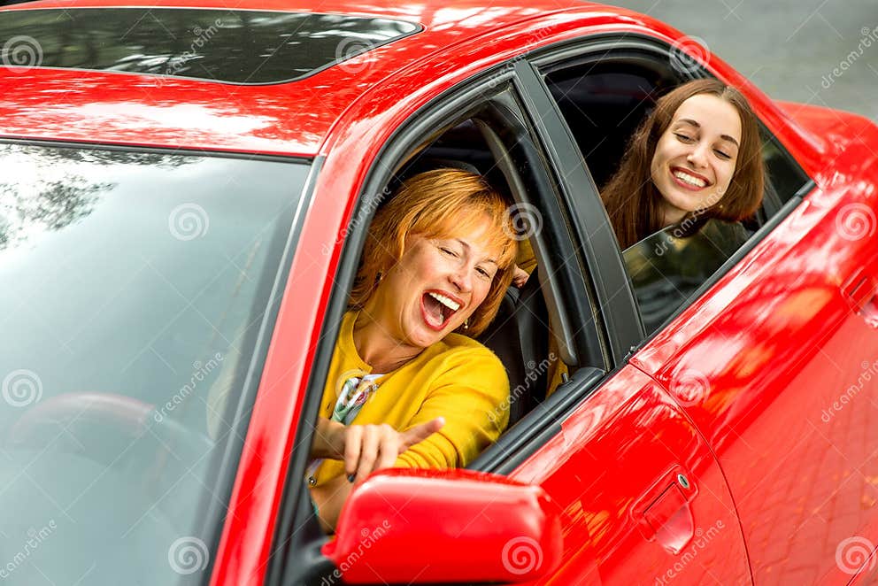 Mutter Mit Tochter Im Roten Auto Stockbild - Bild von leute, person ...