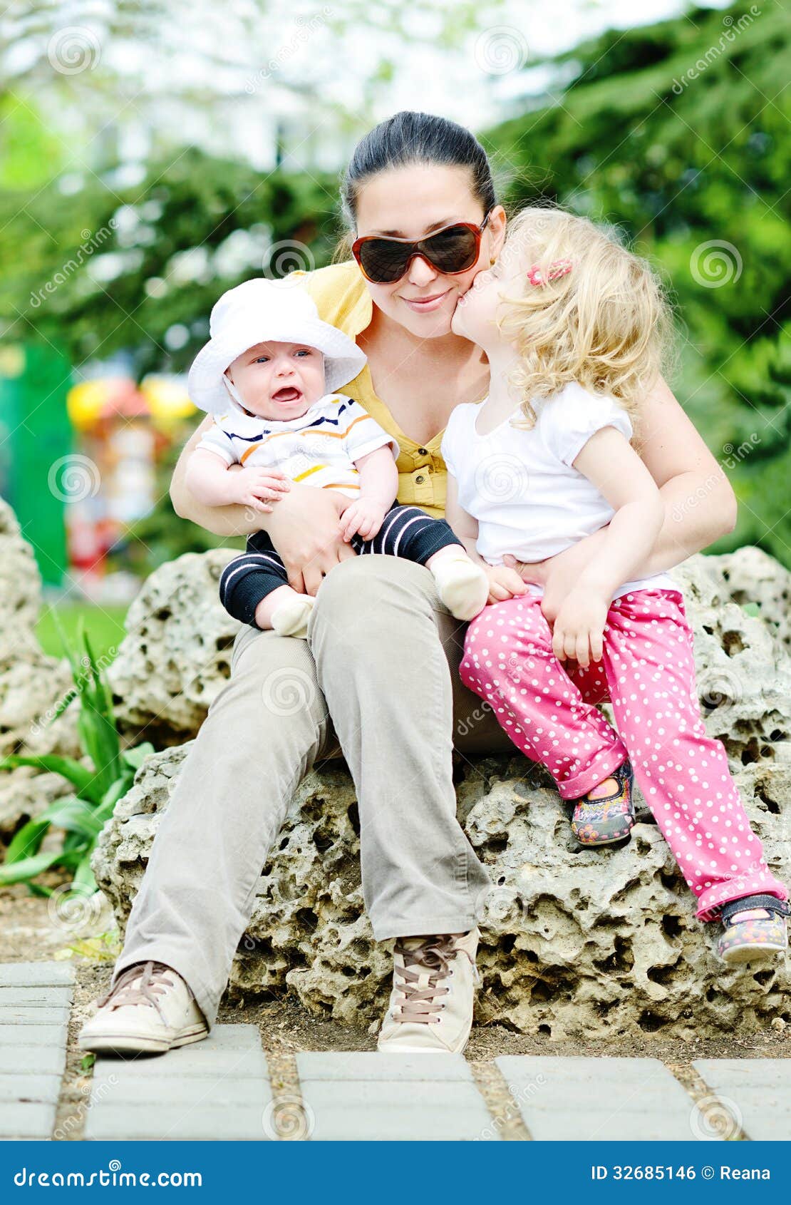 Mutter mit zwei Kindern stockfoto. Bild von mann, leute - 32685146