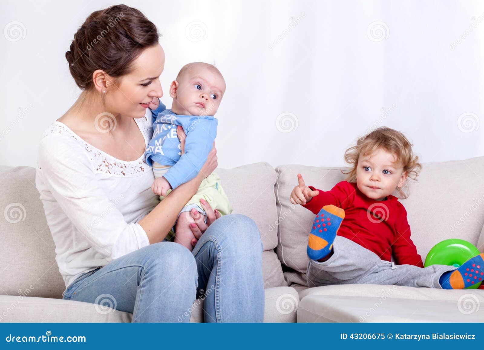 Mutter Mit Zwei Kindern, Die Auf Einer Couch Sitzen Stockbild - Bild ...