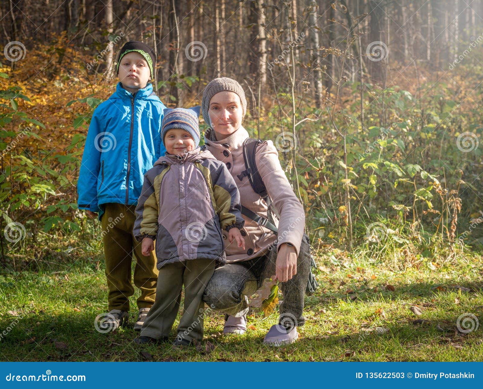 Mutter Mit Zwei Kindern, Die in Den Herbstwald Gehen Stockbild - Bild ...