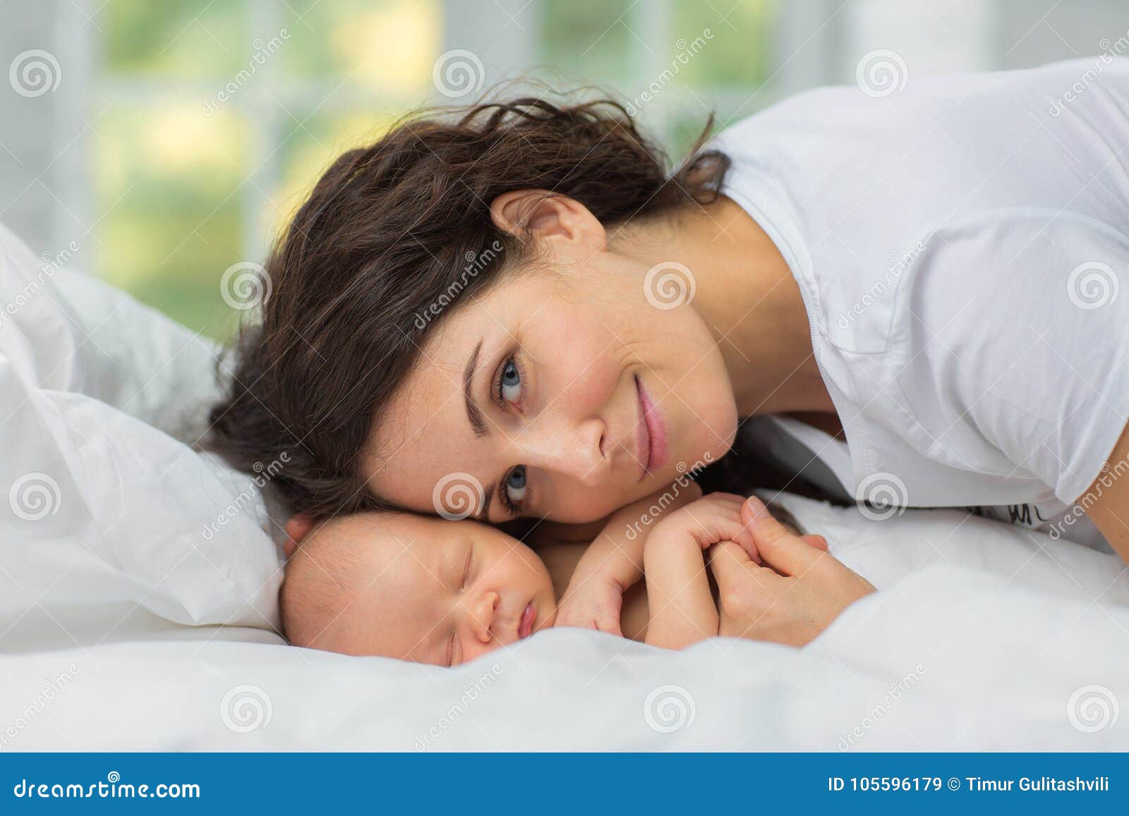 Mutter ` S Liebe Neugeboren Stockbild - Bild von weichheit, mammen ...