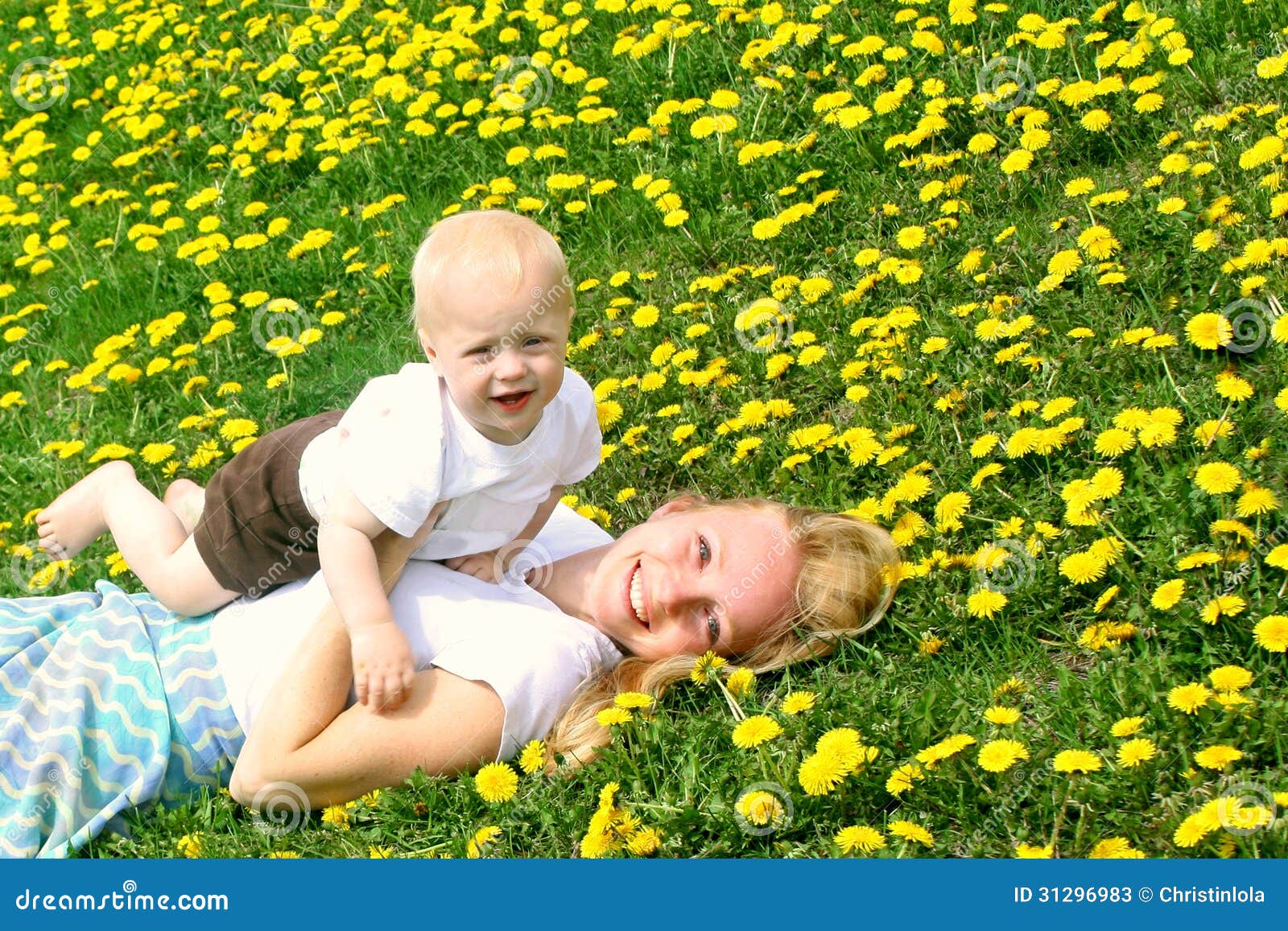 Mutter Und Baby, Die in Löwenzahn Legen Stockbild - Bild von himmel ...