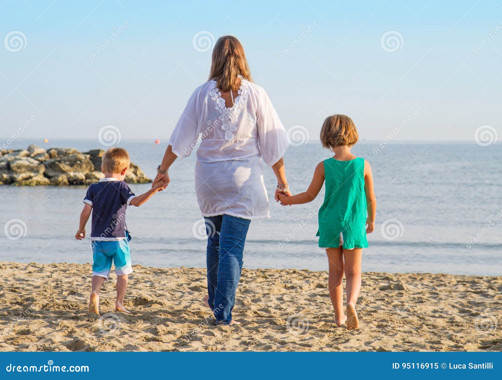 Mutter Und Ihre Kinder Gehen Hand in Hand am Strand Stockbild - Bild ...