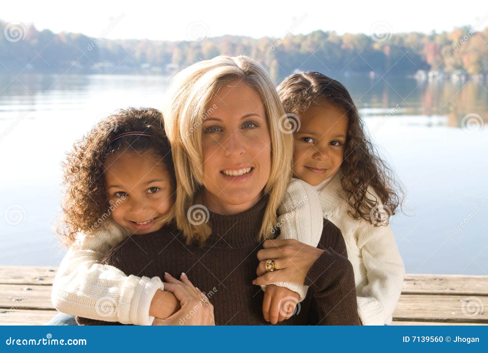Mutter und ihre Töchter stockfoto. Bild von biracial, grundlegend - 7139560