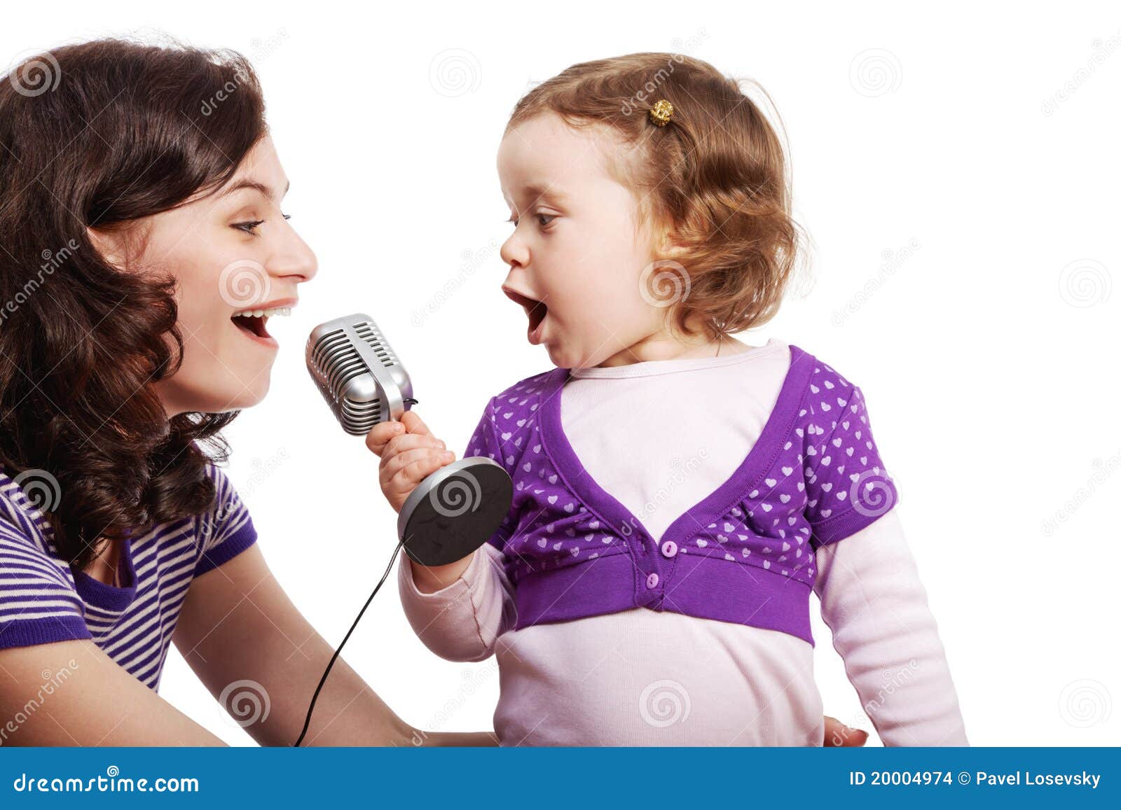 Mutter Und Ihre Tochter Singen in Mikrofon Stockfoto - Bild von mutter ...