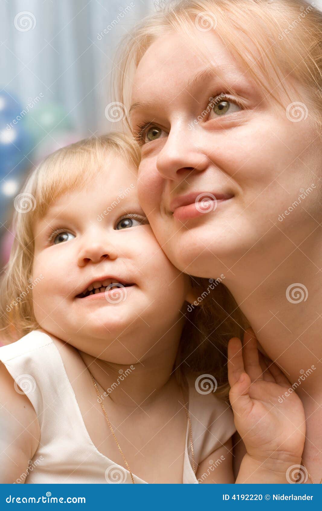 Mutter und Kind stockfoto. Bild von liebe, schönheit, schön - 4192220