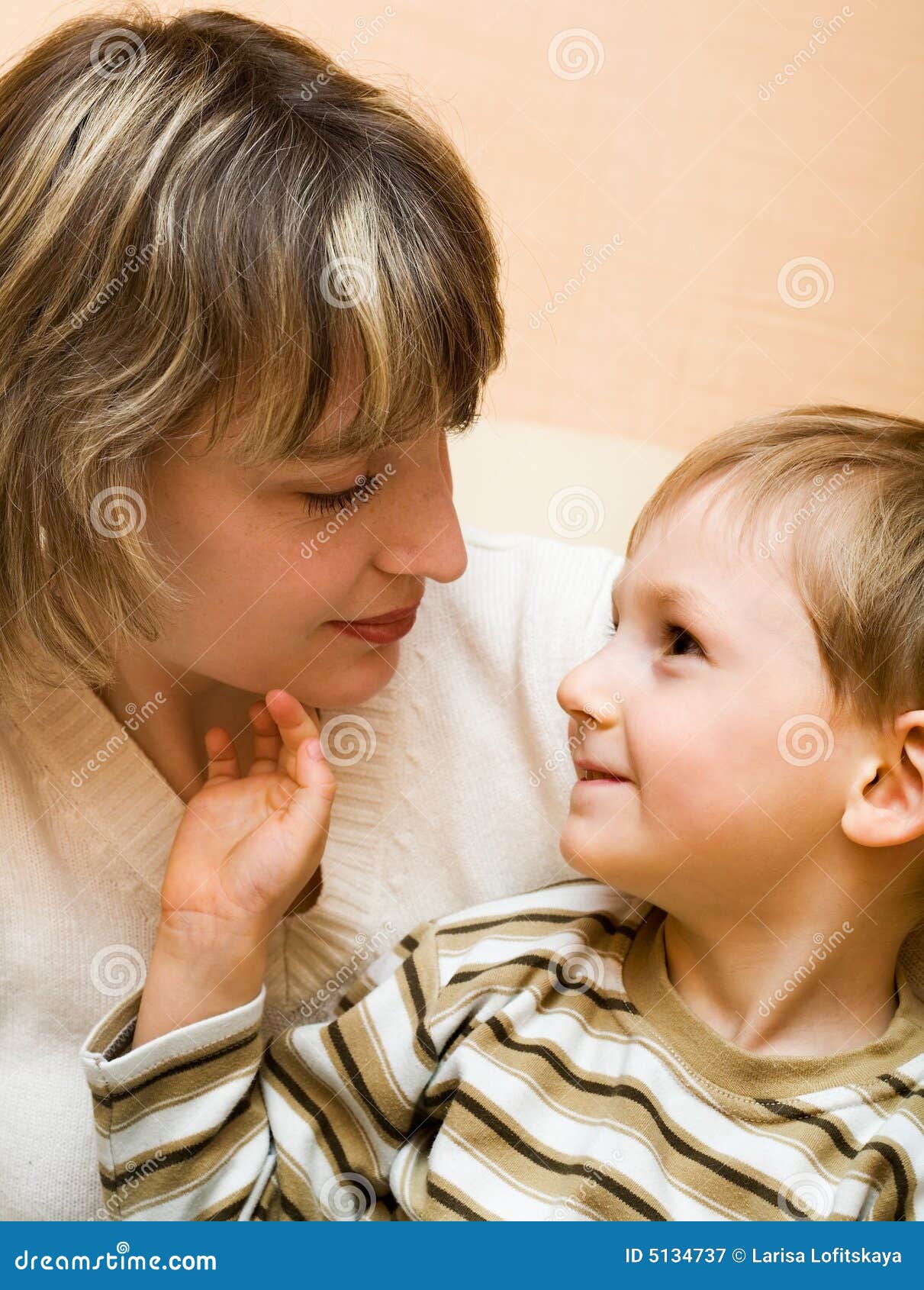 Mutter und Kind stockbild. Bild von zwei, jung, obacht - 5134737