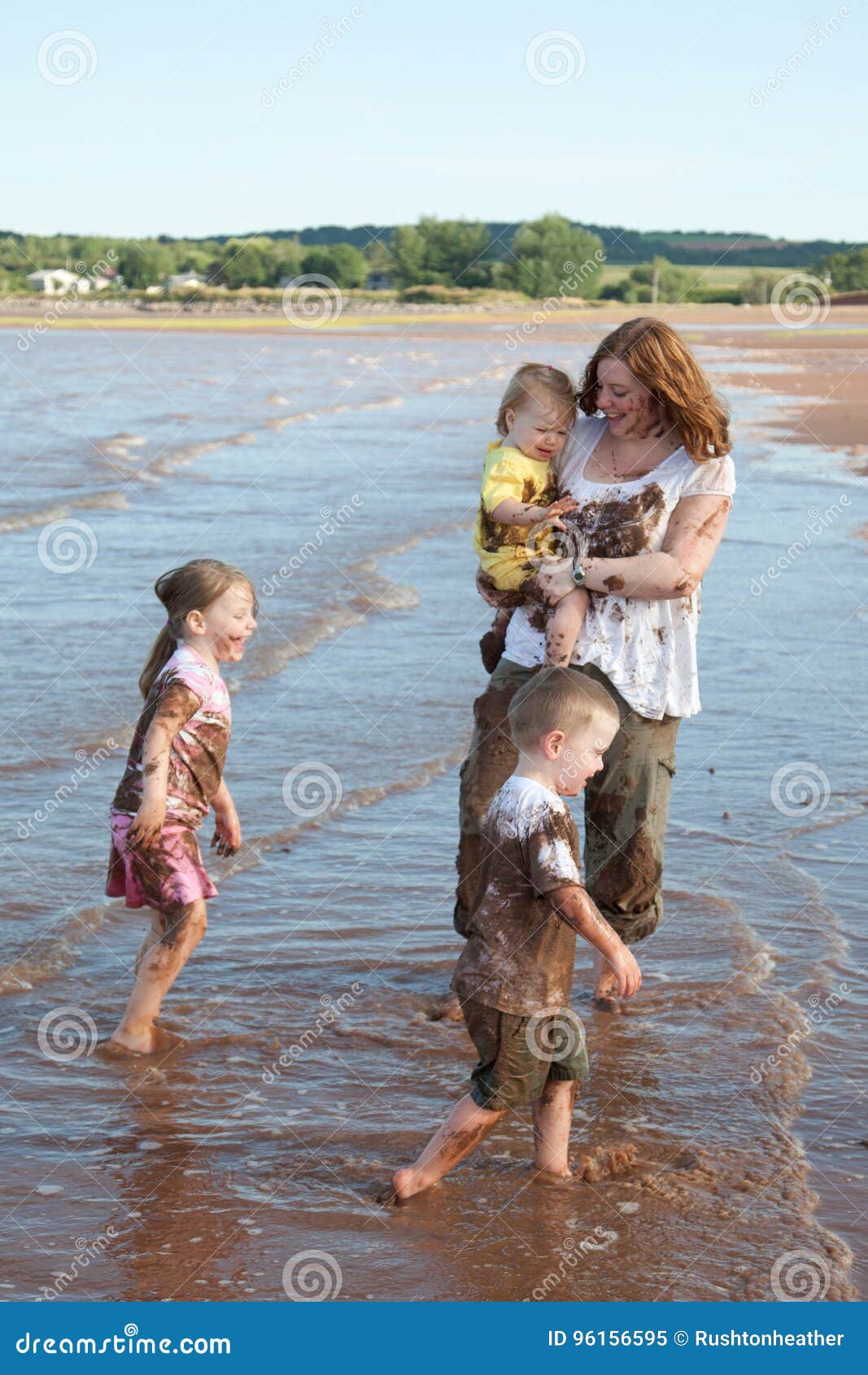 Mutter Und Kinder, Die Im Schlamm Spielen Stockbild - Bild von ...