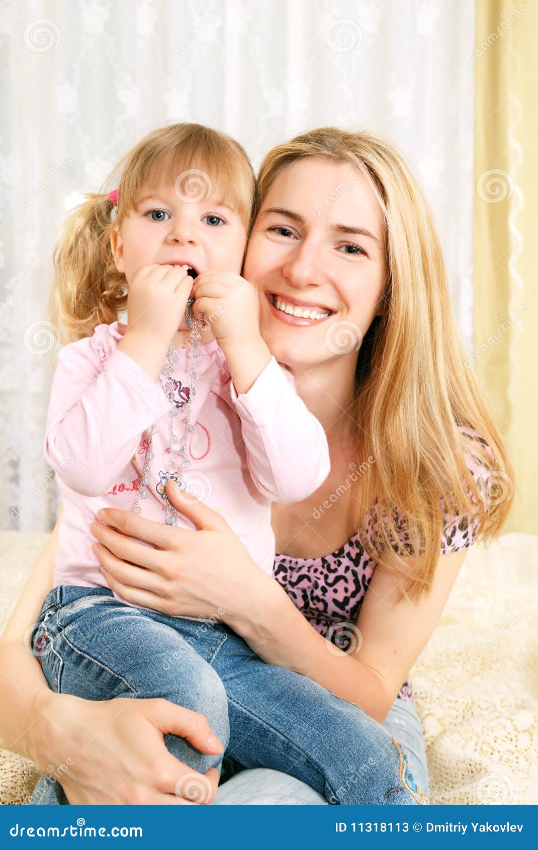 Mutter Und Kleines Mädchen Auf Ihren Knien Stockbild - Bild von ...