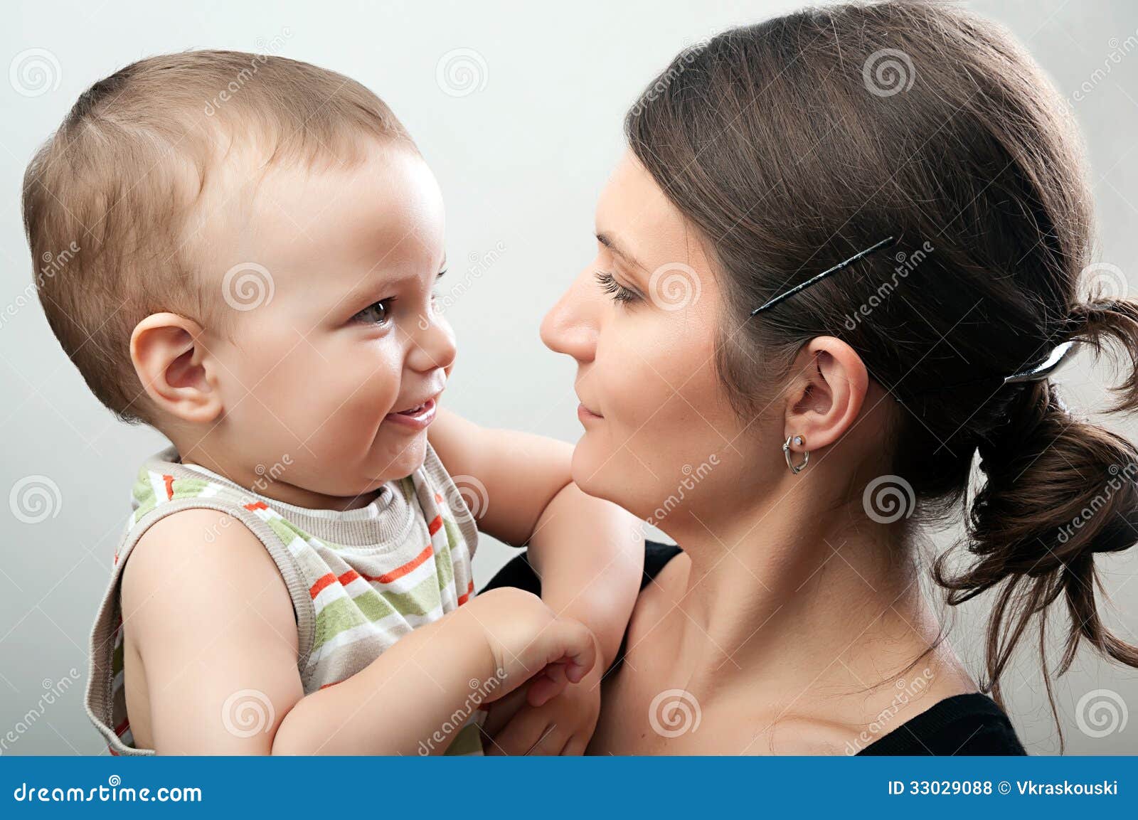 Mutter Und Kleinkind Auf Weiß Stockfoto - Bild von hintergrund ...