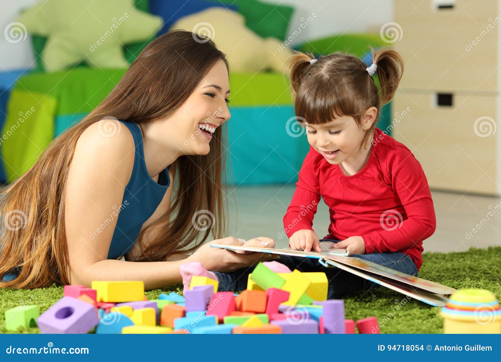 Mutter Und Kleinkind, Die Mit Einem Buch Spielen Stockfoto - Bild von ...