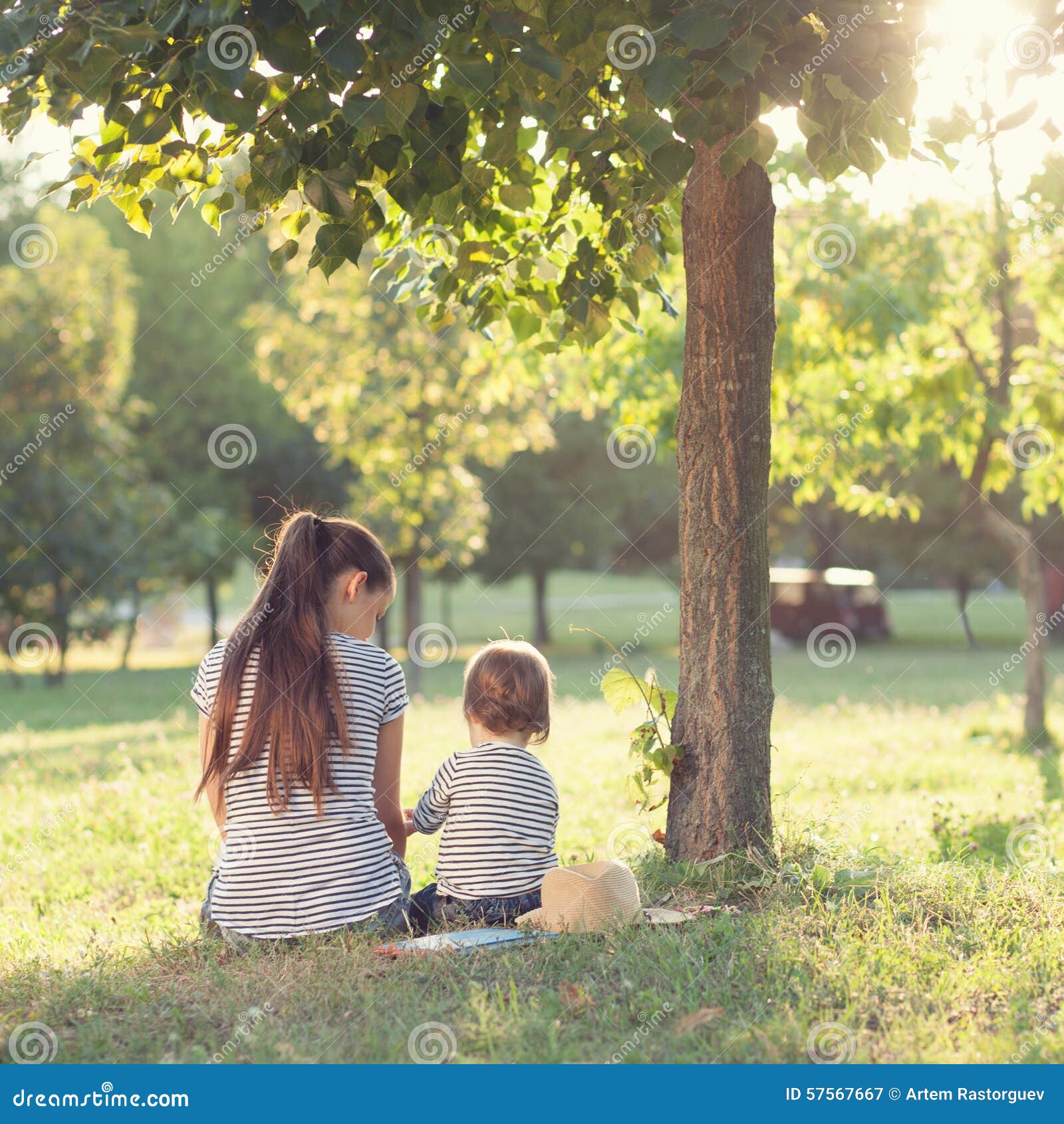 Mutter Und Kleinkind, Die Unter Dem Baum Sitzen Stockbild - Bild von ...
