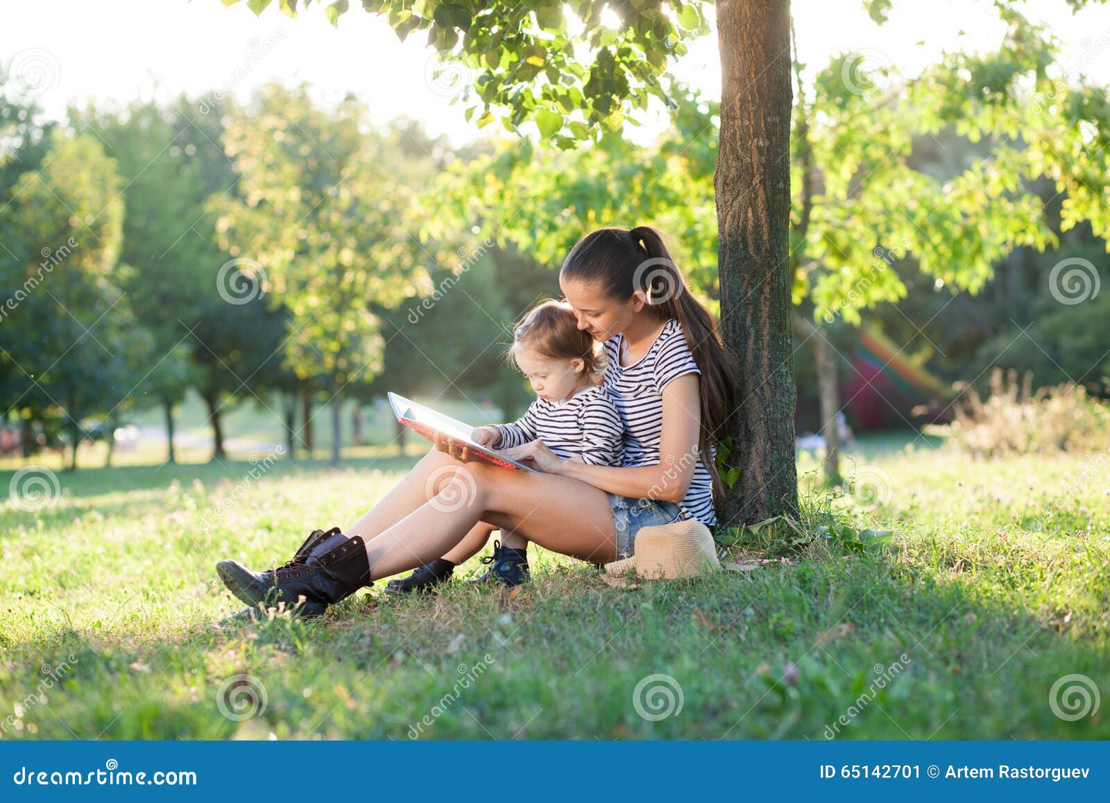 Mutter Und Kleinkind, Die Unter Dem Baum Sitzen Stockbild - Bild von ...