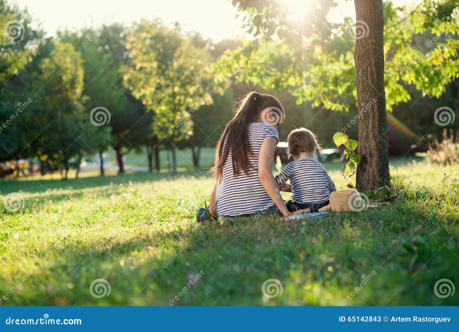Mutter Und Kleinkind, Die Unter Dem Baum Sitzen Stockbild - Bild von ...