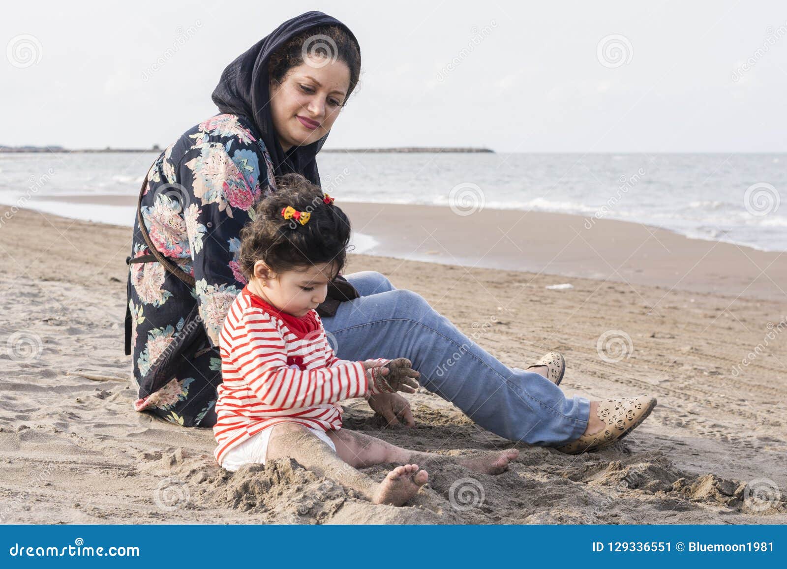 Mutter Und Kleinkind Mit Windel an Strand Sorgfalt Und Watchfulnes ...
