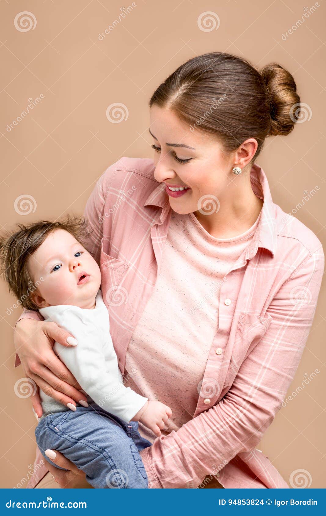 Mutter Und Sechs Monate Alte Baby Stockfoto - Bild von glücklich, kind ...