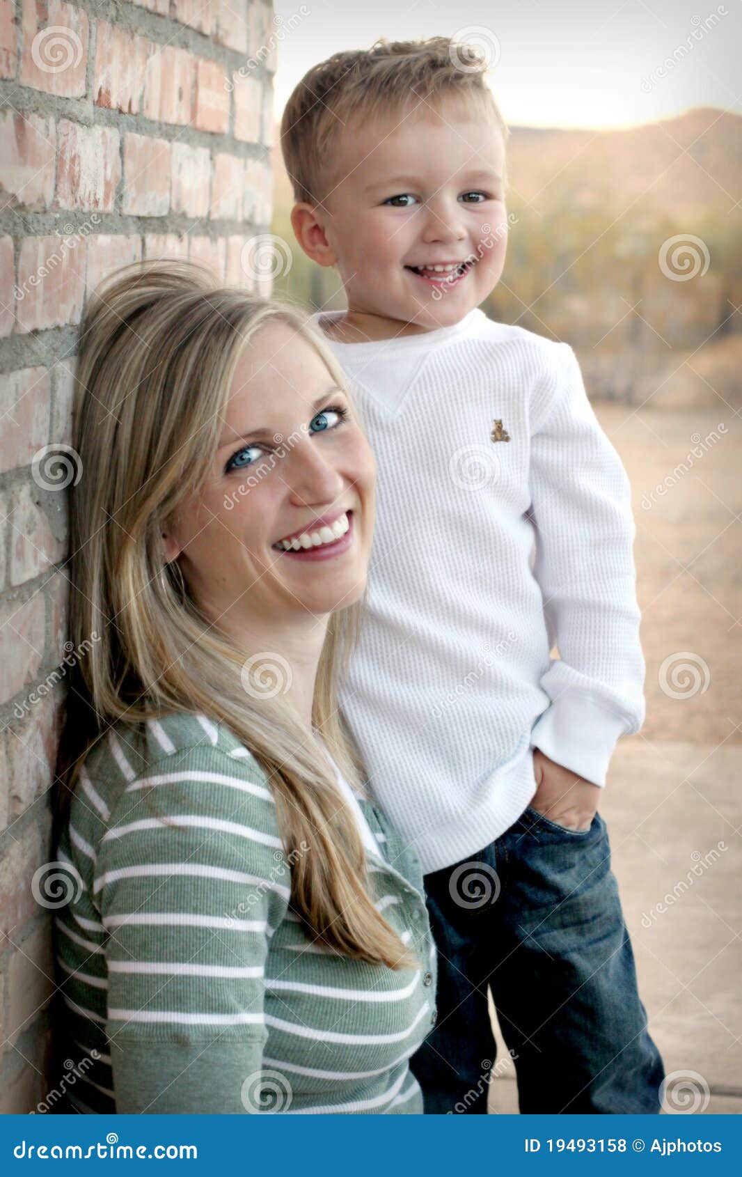 Mutter und Sohn stockfoto. Bild von sohn, spielerisch - 19493158