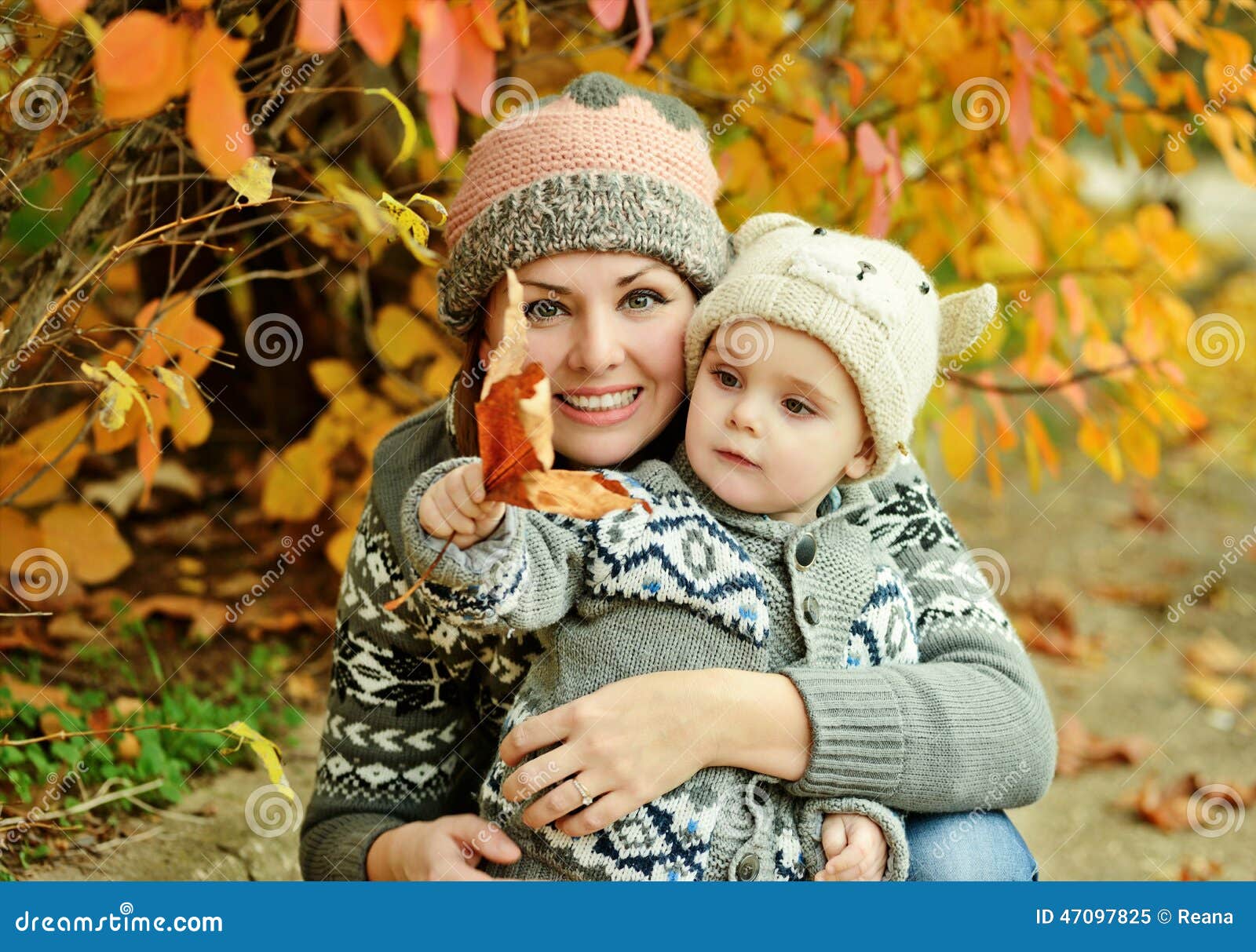 Mutter und Sohn im Fall stockbild. Bild von nett, glück - 47097825