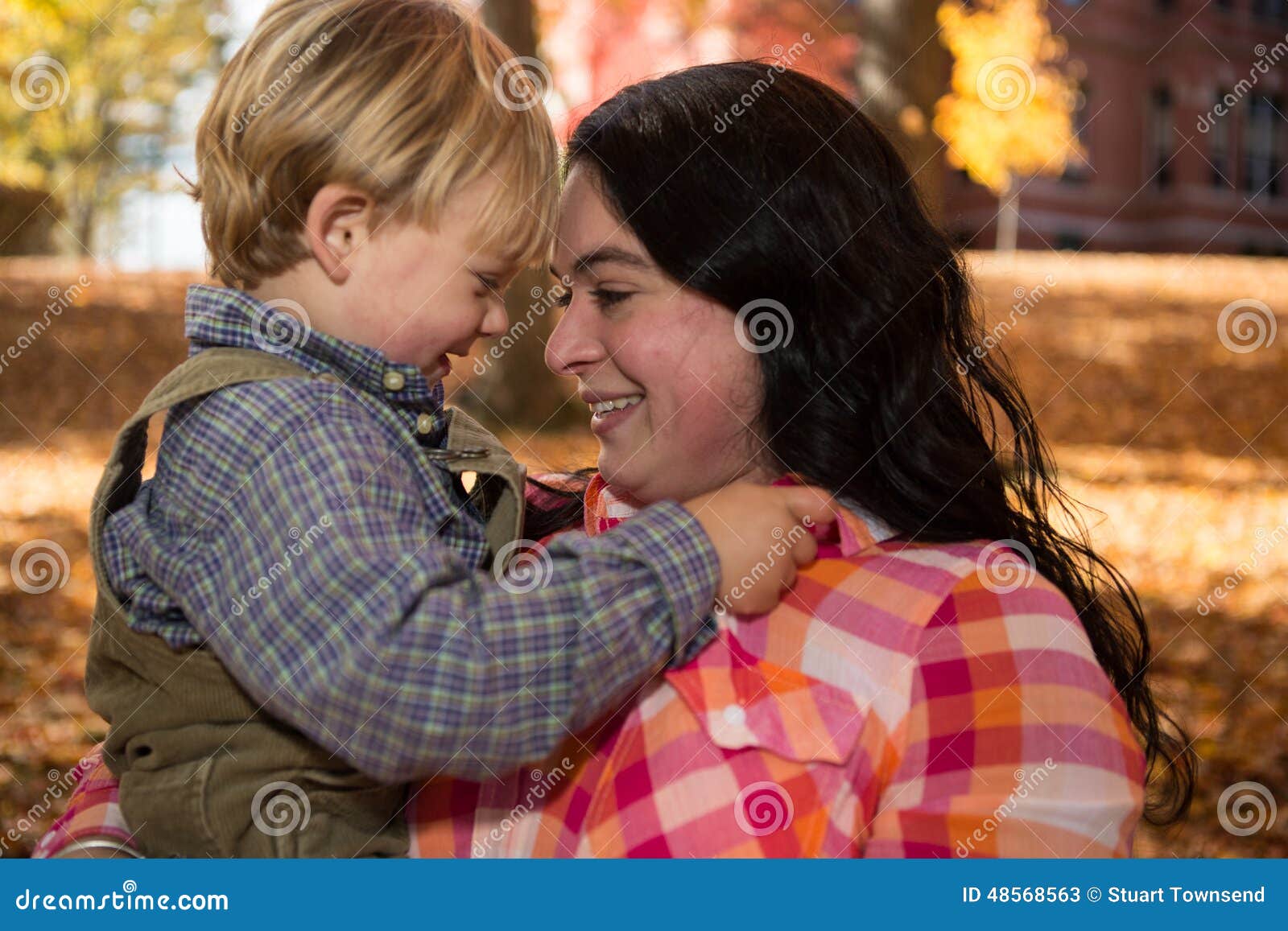 Mutter und Sohn im Fall stockbild. Bild von porträt, junge - 48568563