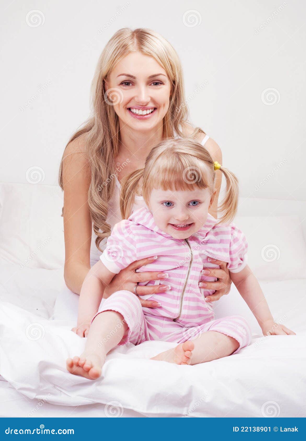 Mutter und Tochter stockbild. Bild von glück, obacht - 22138901