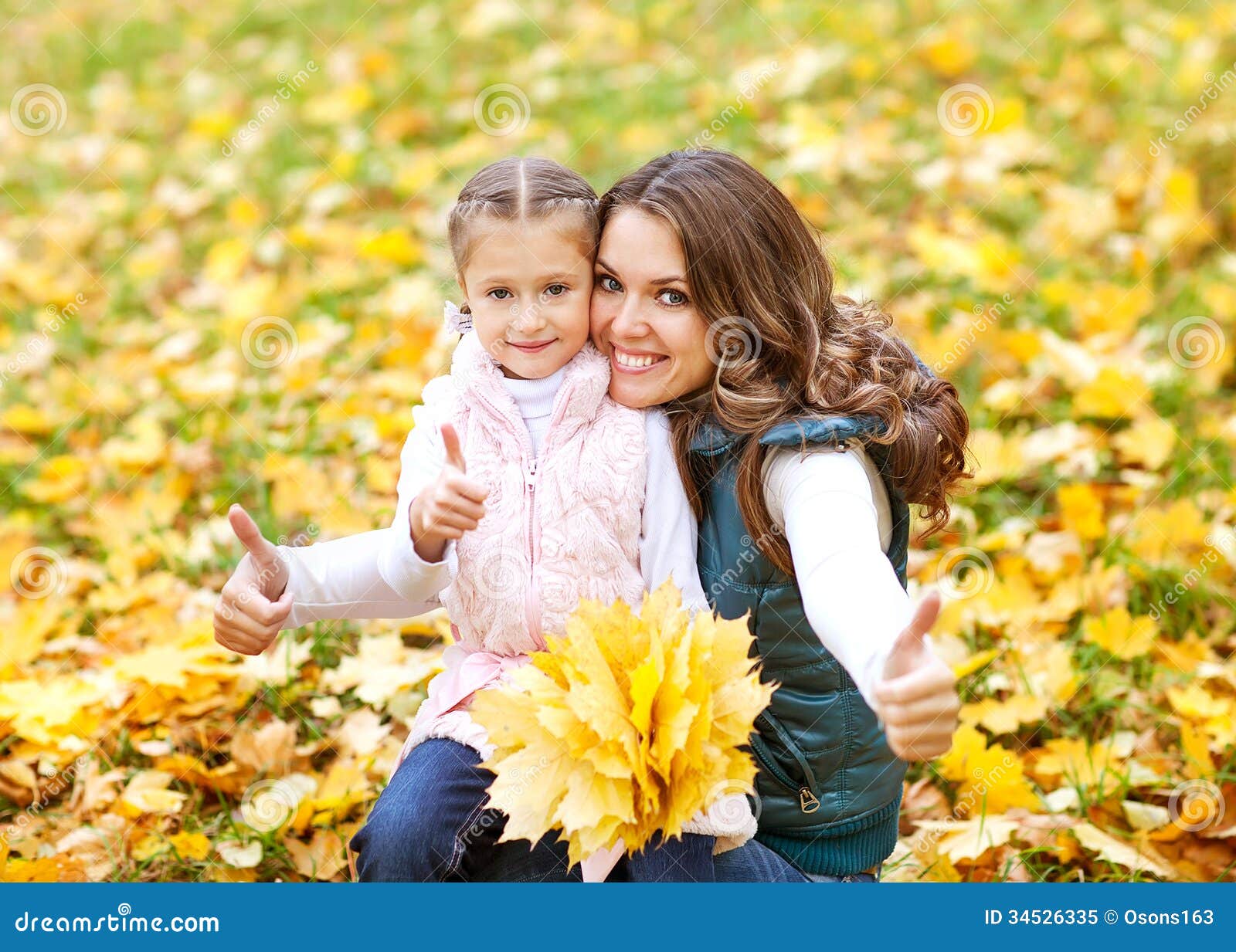Mutter und Tochter stockbild. Bild von kindheit, schön - 34526335
