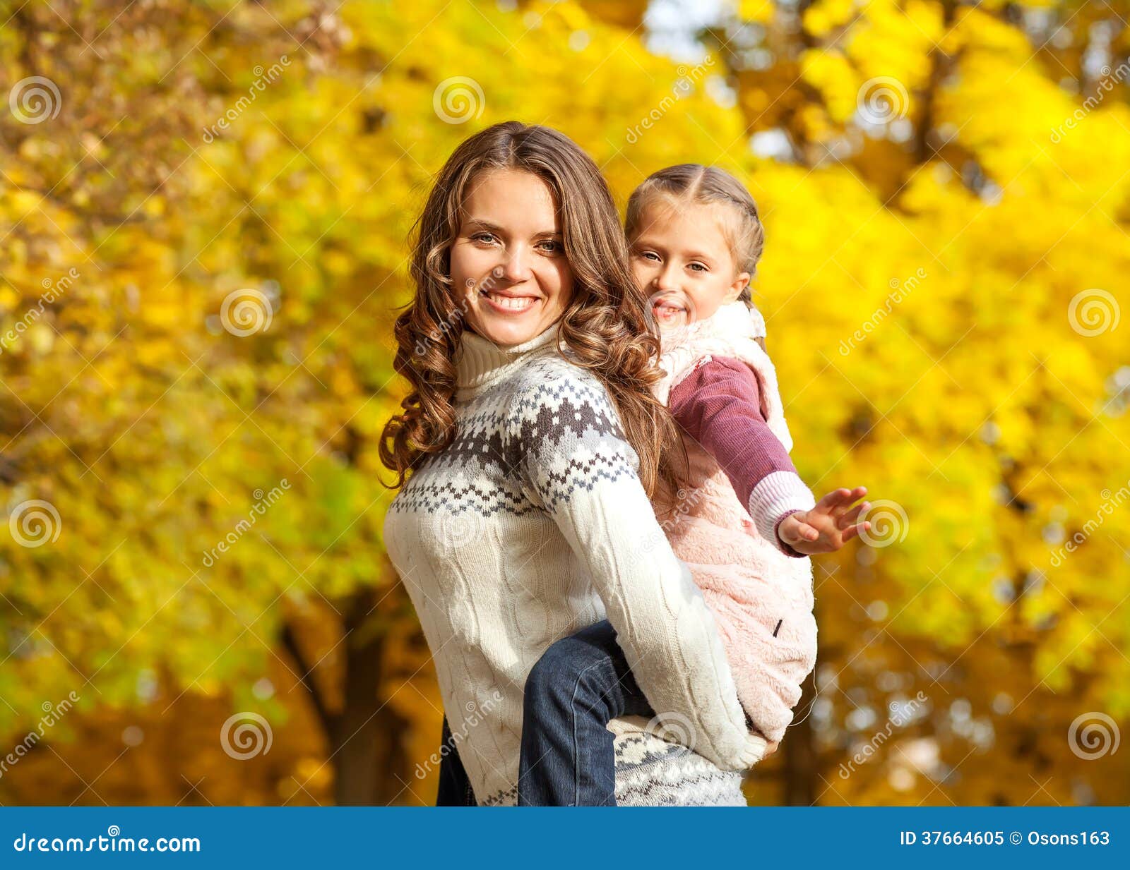 Mutter und Tochter stockbild. Bild von orange, park, lebensstil - 37664605