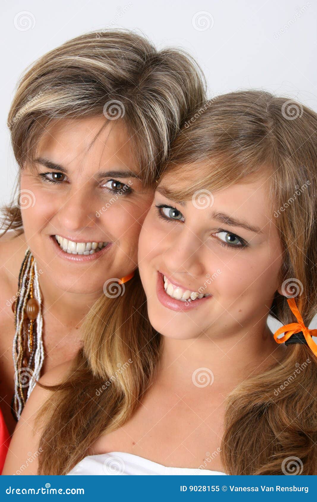 Mutter und Tochter stockbild. Bild von studio, liebe, dame - 9028155