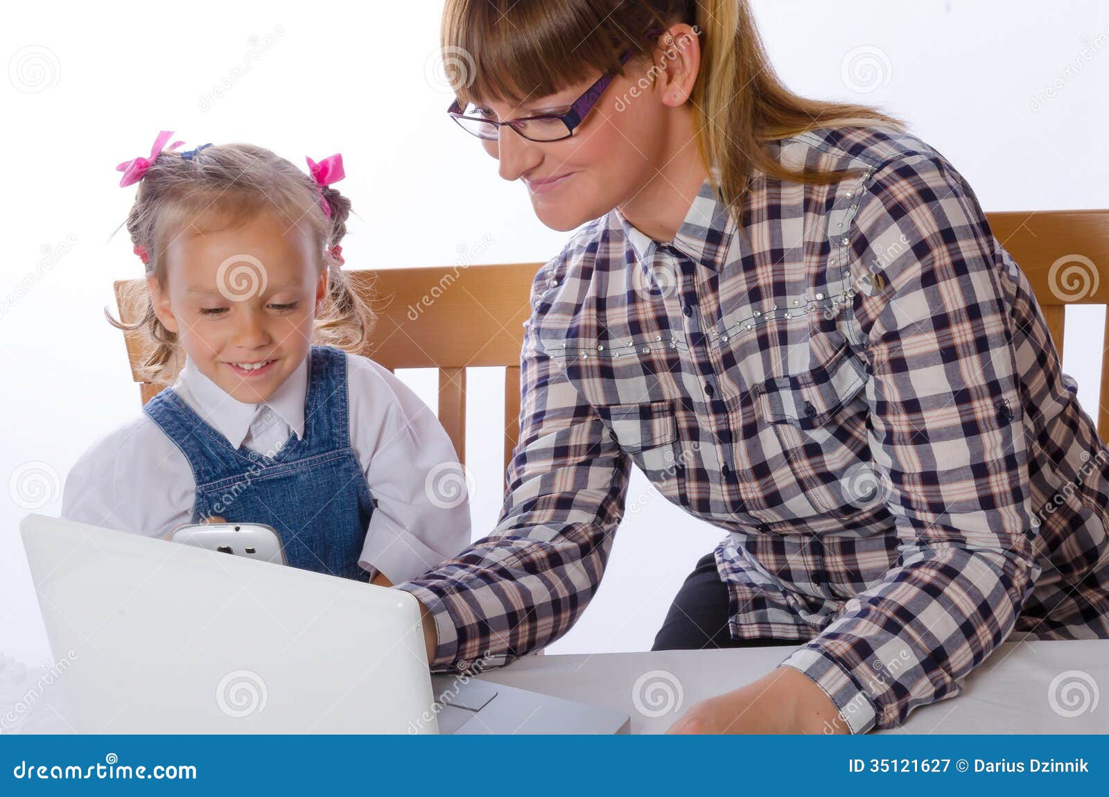 Mutter Und Tochter Auf Dem Computer Stockbild - Bild von wohnung ...