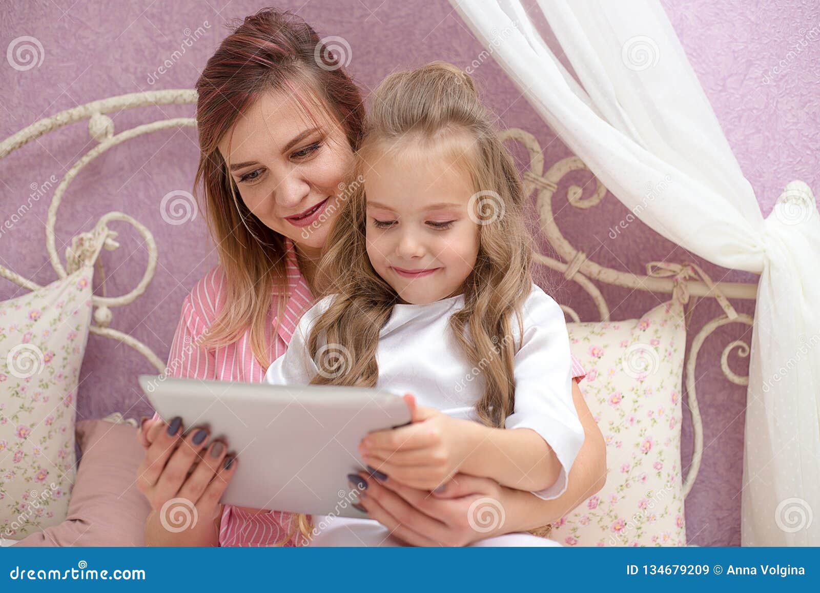 Mutter Und Tochter Benutzen Einen Tablet-Computer Stockbild - Bild von ...