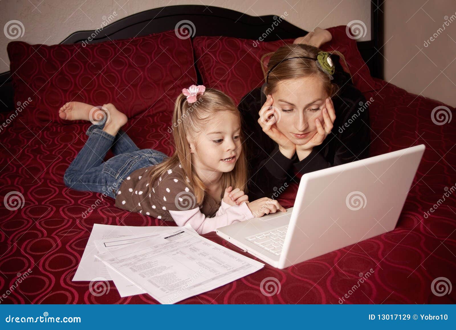 Mutter Und Tochter, Die Computer Verwendet Stockbild - Bild von lernen ...