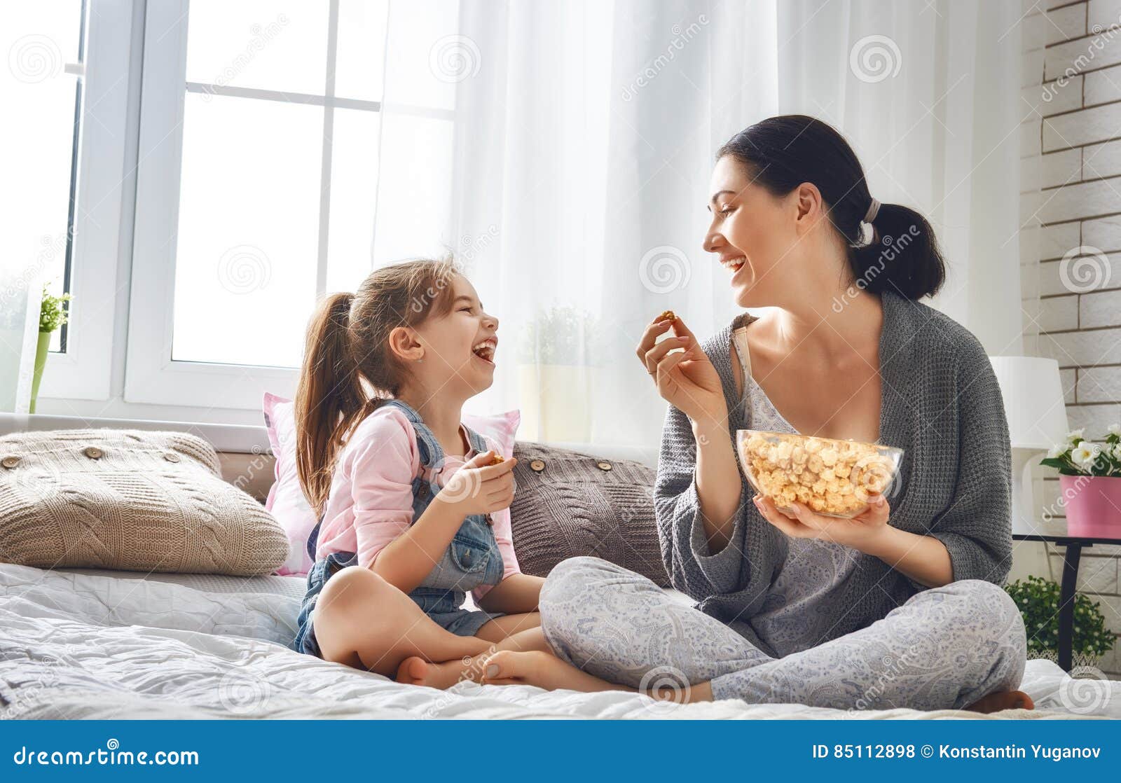 Mutter Und Tochter, Die Popcorn Essen Stockfoto - Bild von freizeit ...